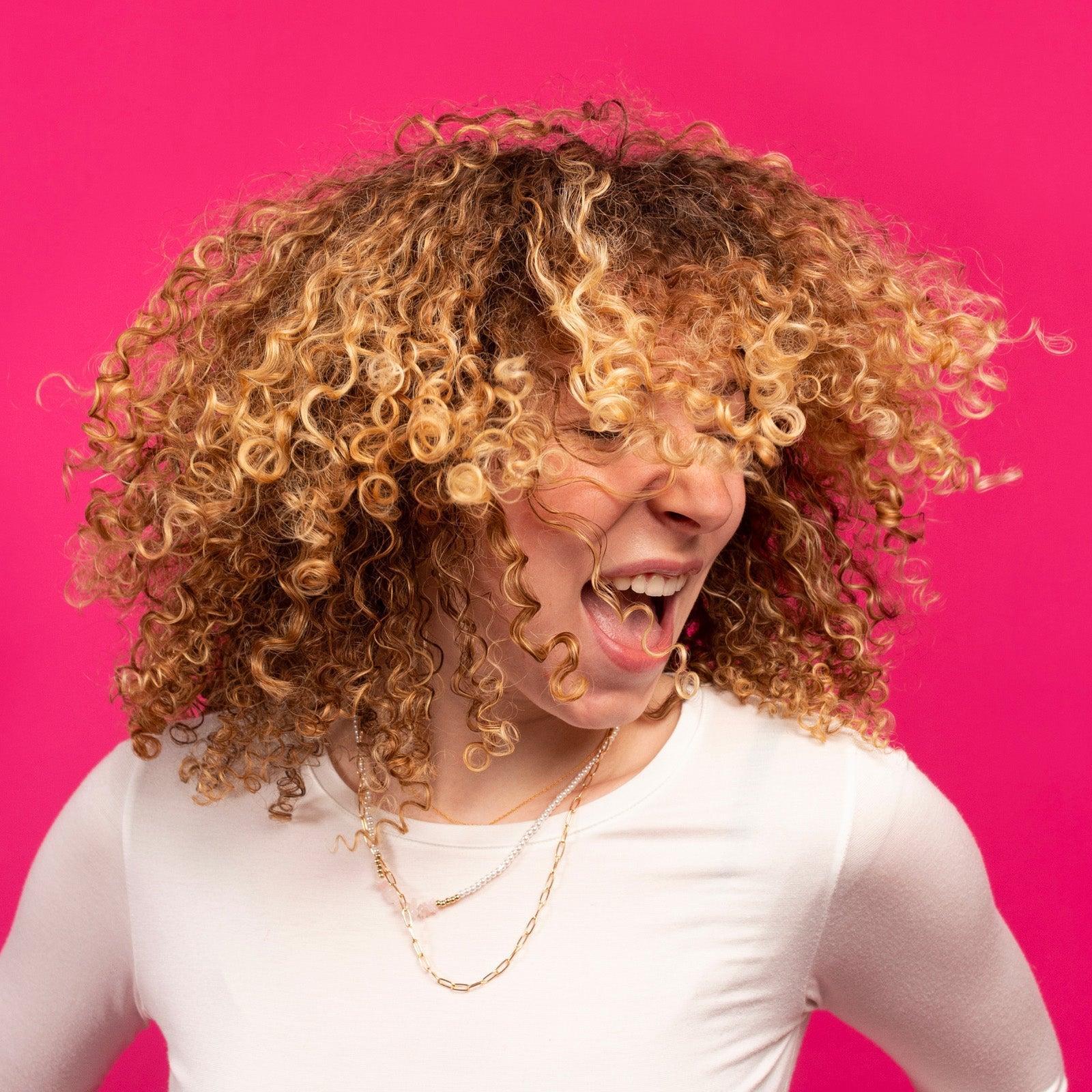100 % curly : notre routine en 5 étapes pour des boucles souples et re ...